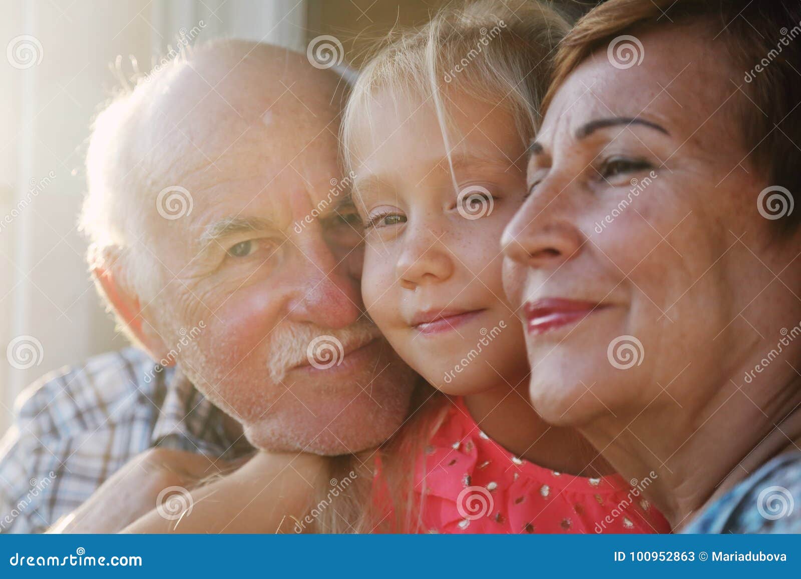 Nipote Della Tenuta Della Nonna E Del Nonno Immagine Stock - Immagine ...