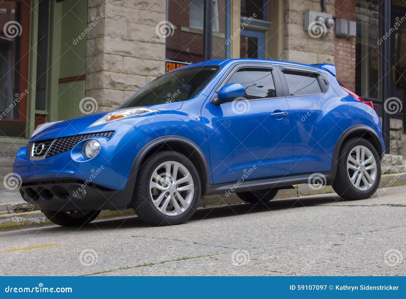 Nissan Juke Sedan Blue 2015 Imagen de archivo - Imagen de urbano ...