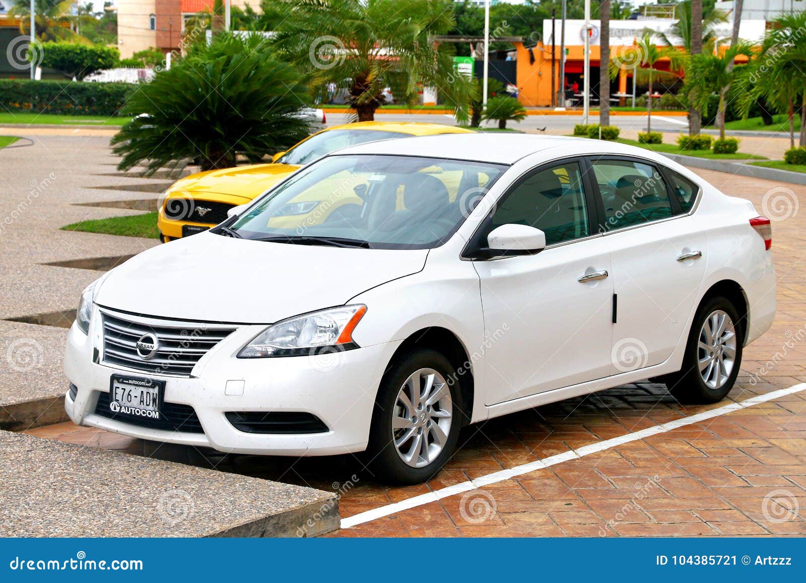 Nissan Sentra foto editorial. Imagen de exterior, pasajero - 104385721
