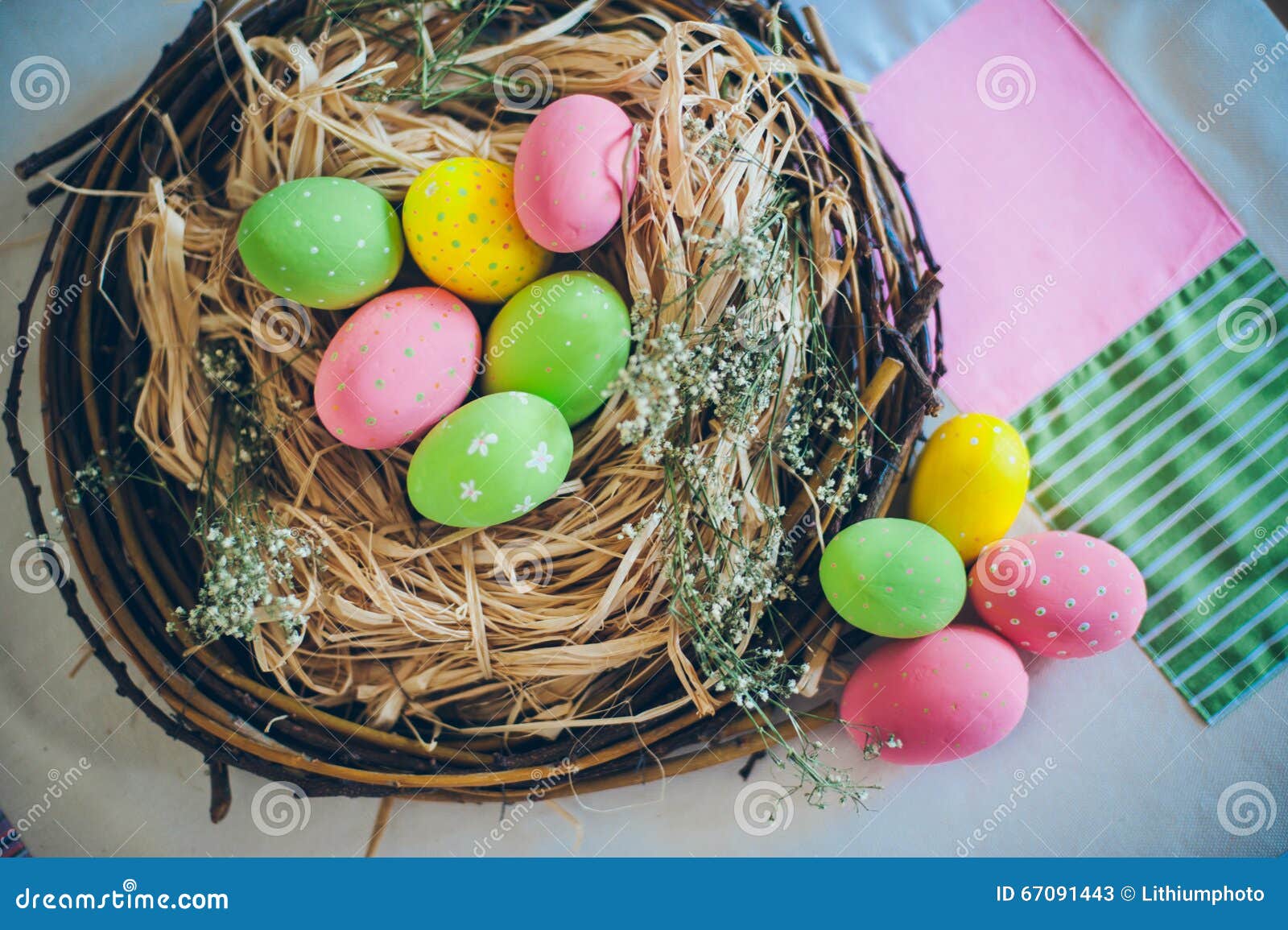 Nistkasten Mit Ostern-coloder Eiern Stockbild - Bild von fall, ostern ...