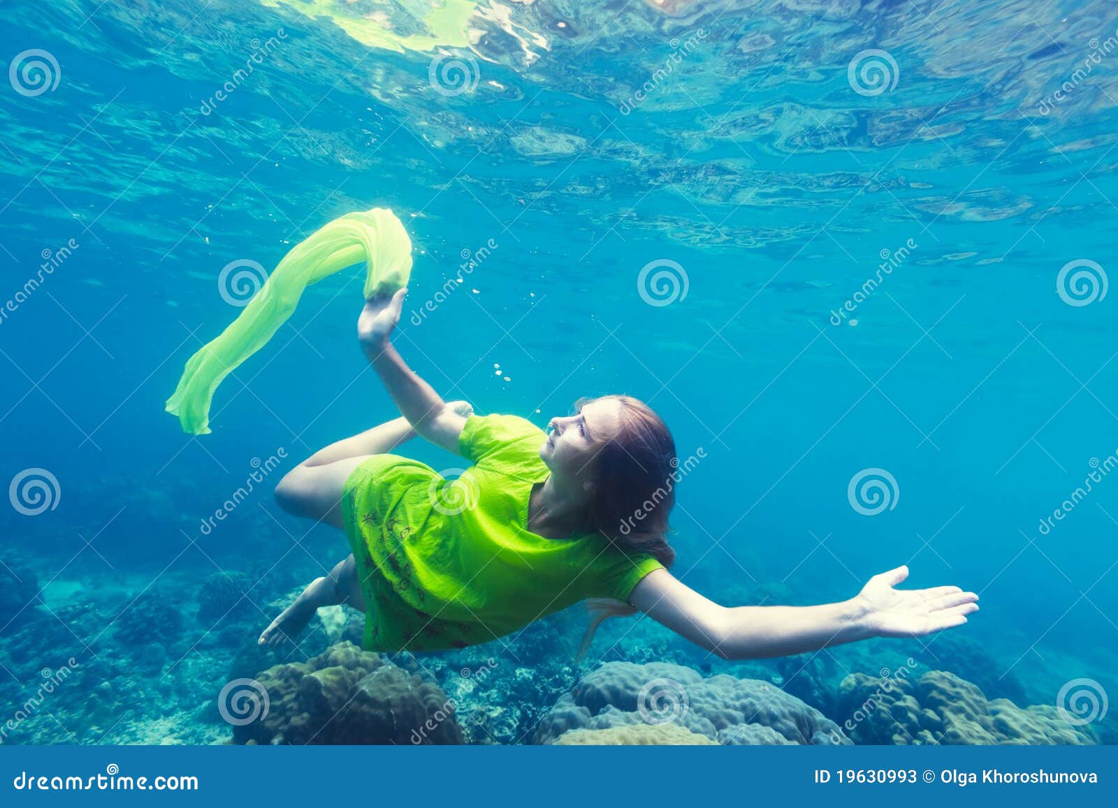 Nixe Unterwasser stockbild. Bild von zauber, kleid, phantasie - 19630993