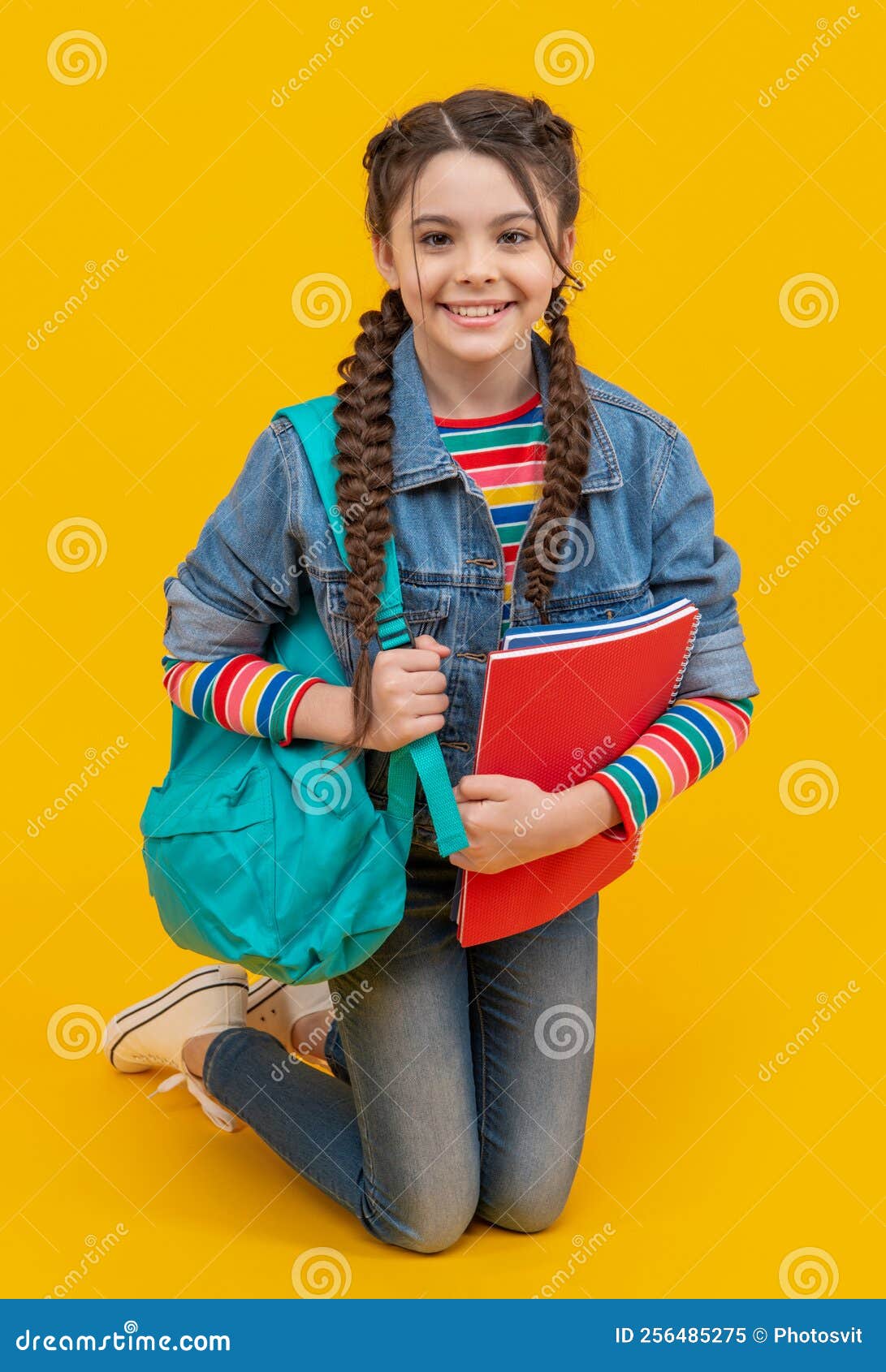 Niña Adolescente Feliz Arrodillándose Escuela De Fondo Amarilla