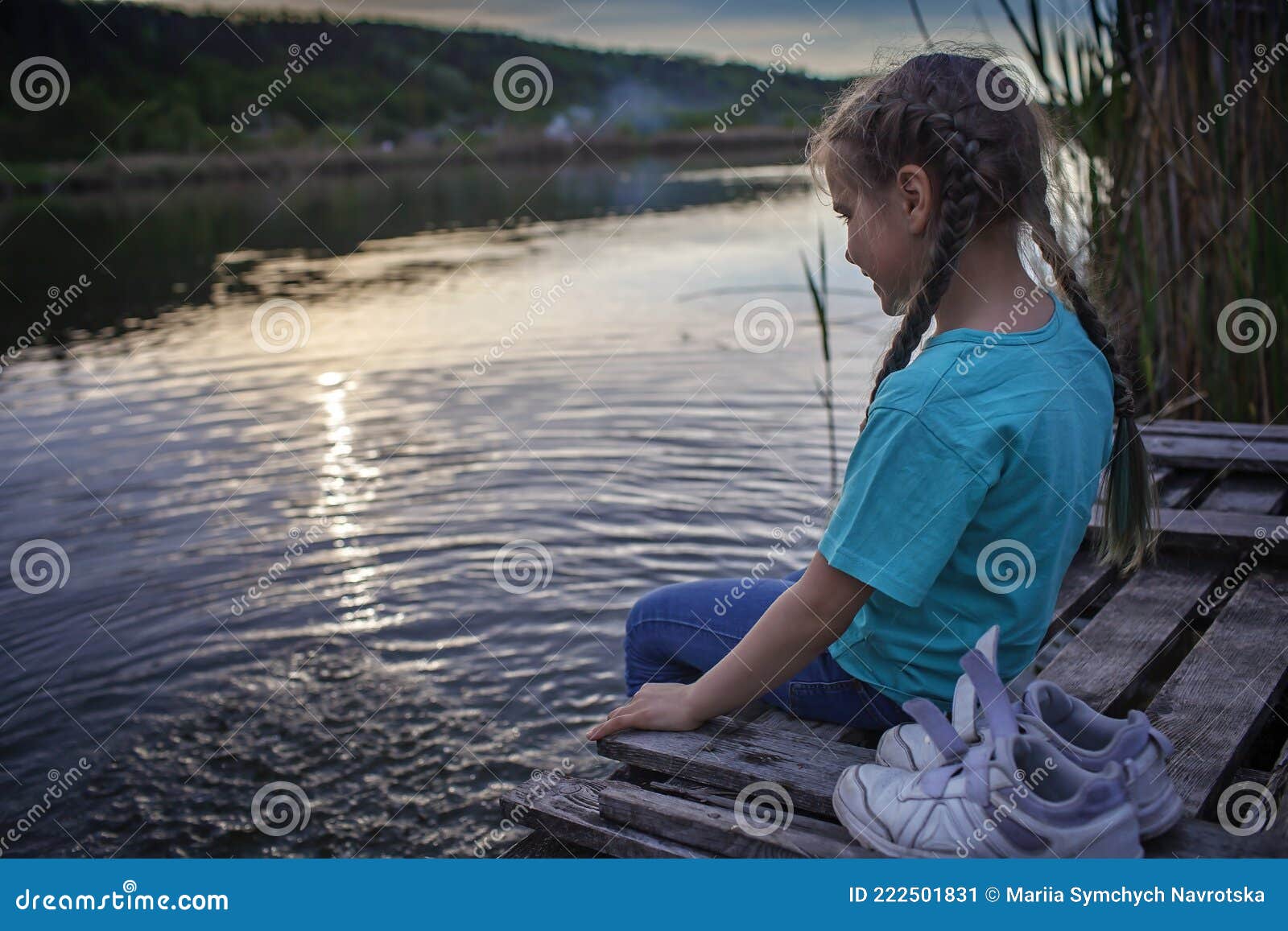 Niña Alegre Salpicando Con Piernas En El Agua En El Muelle En La