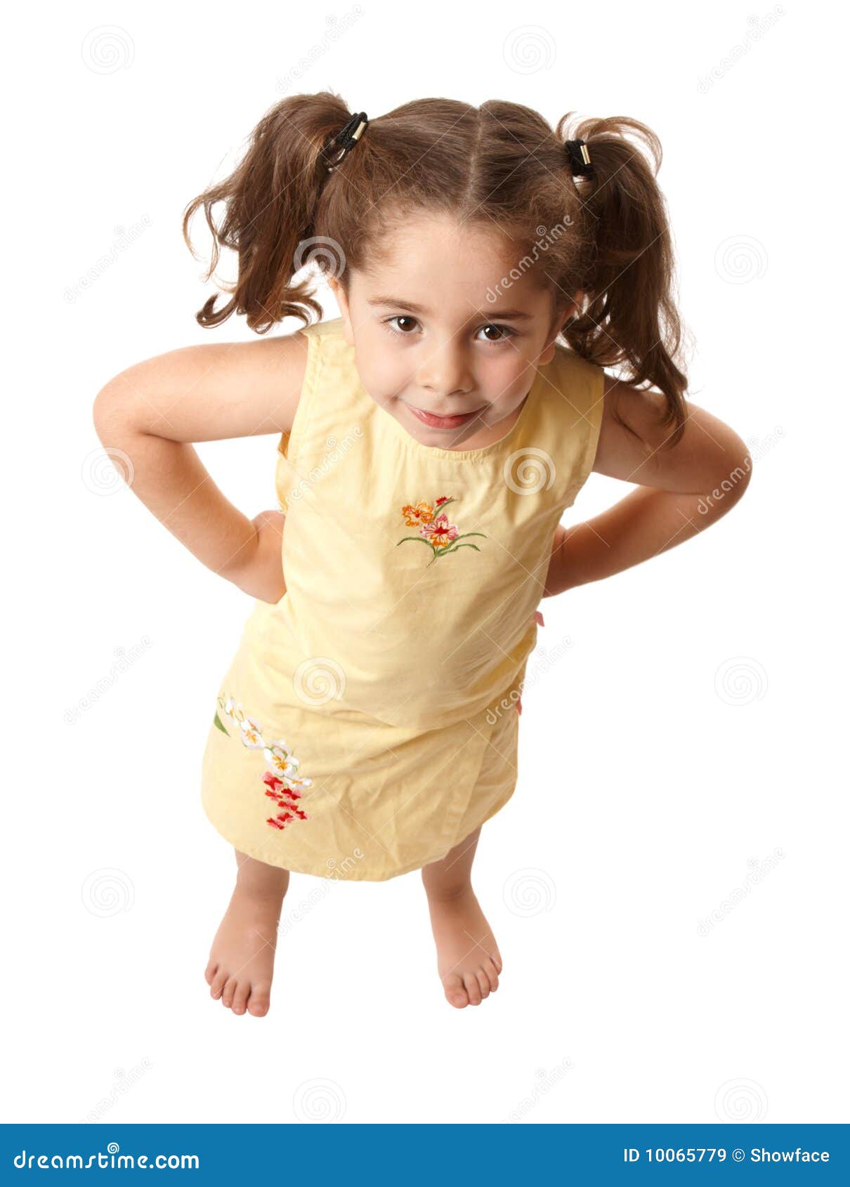 Niña Con Las Manos De La Actitud En Caderas Imagen De Archivo Imagen