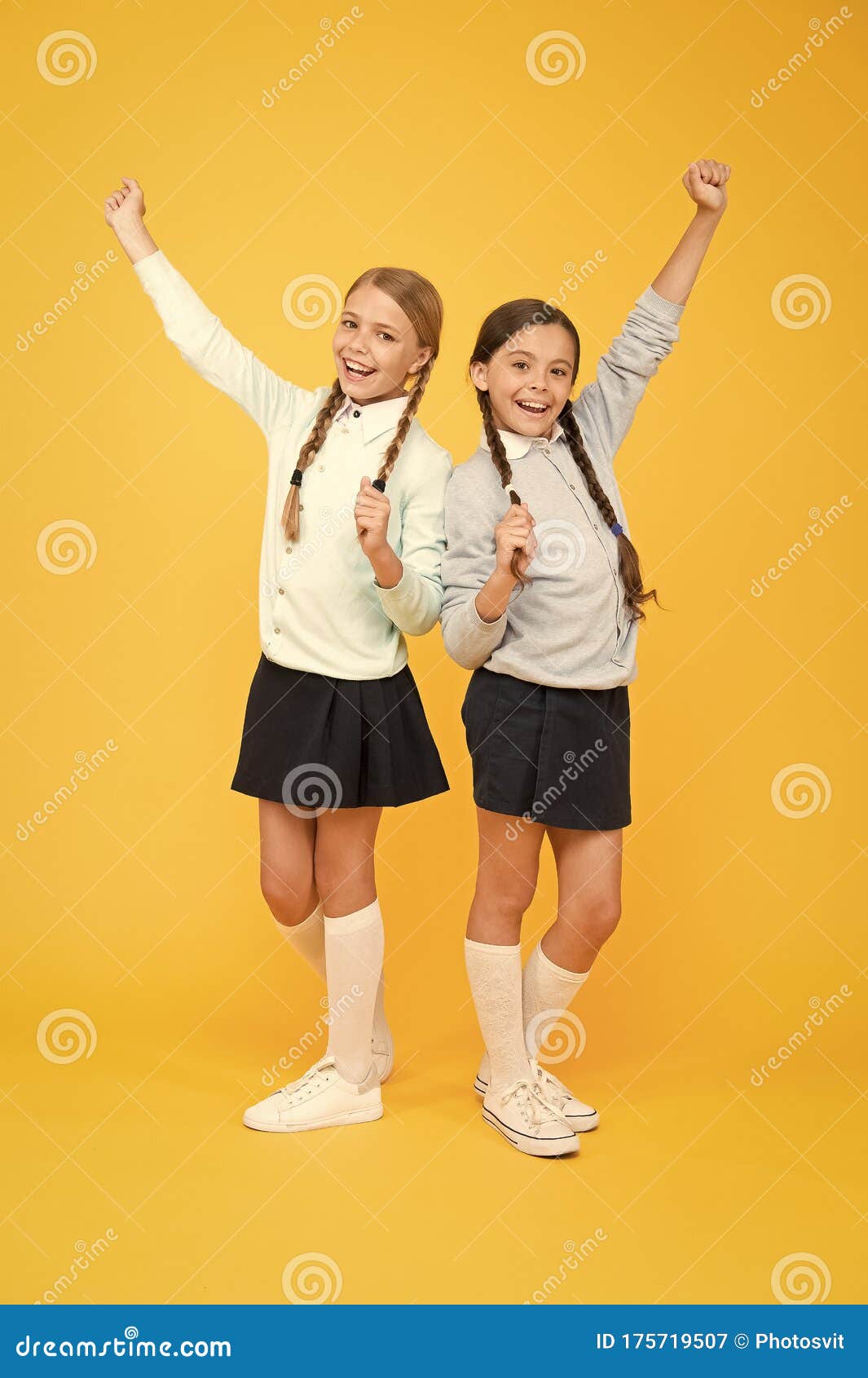 Niñas Felices Con Uniforme Escolar Niñitas Inteligentes Con