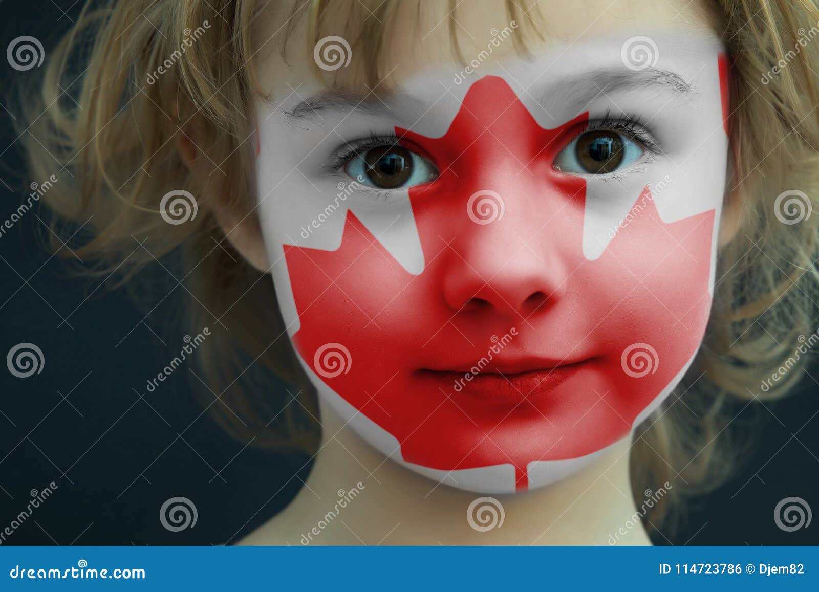 Niño Con Una Bandera Pintada De Canadá Foto de archivo - Imagen de ... Niño Con Una Bandera Pintada De Canadá Foto de archivo - Imagen de ...