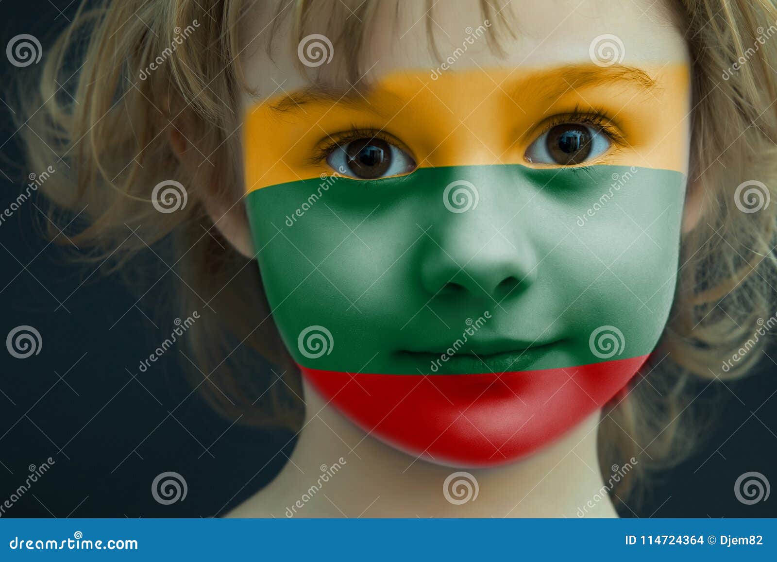 Niño Con Una Bandera Pintada De Lituania Foto de archivo - Imagen de ... Niño Con Una Bandera Pintada De Lituania Foto de archivo - Imagen de ...