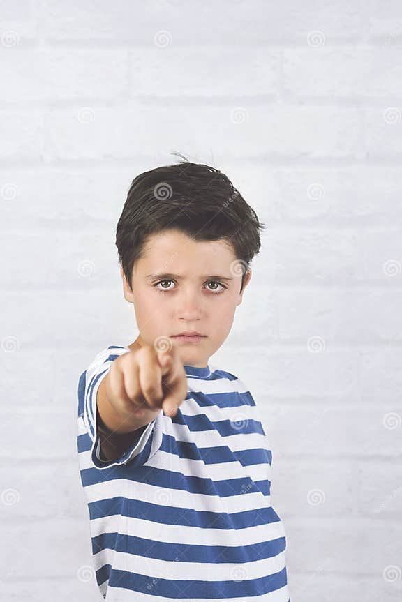 Niño Enojado Que Señala El Frente Imagen De Archivo Imagen De Malo Mano 153559649