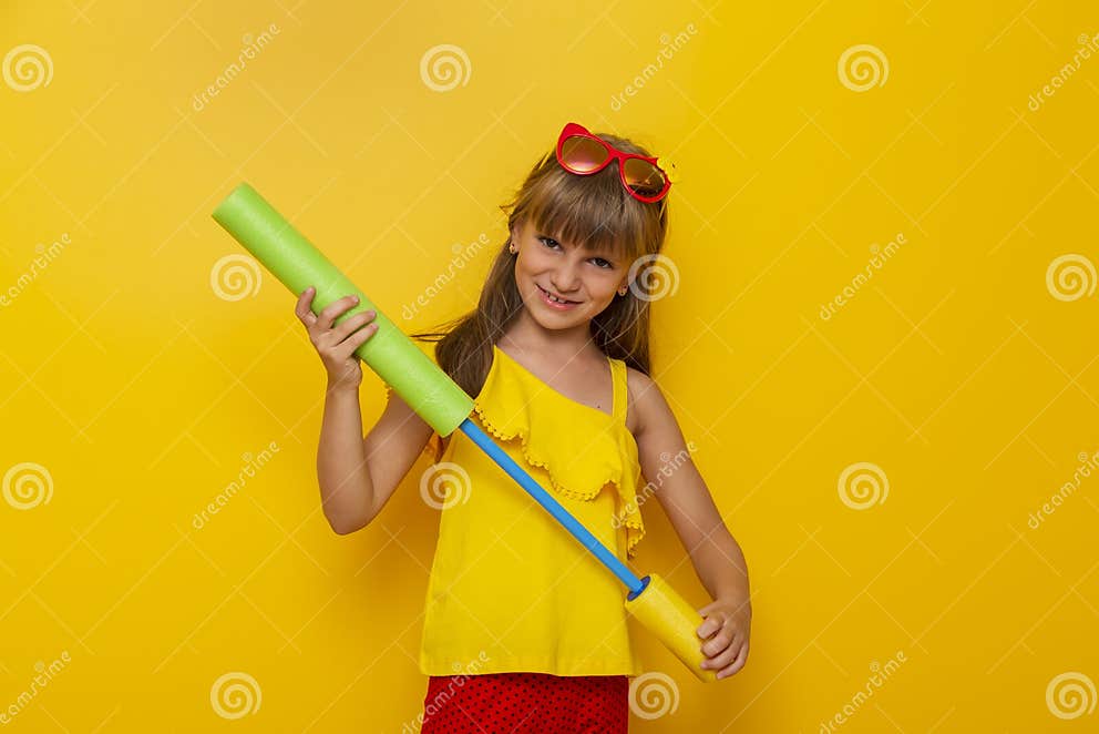 Niño Jugando Con Un Juguete De Pistola De Agua Foto De Archivo Imagen