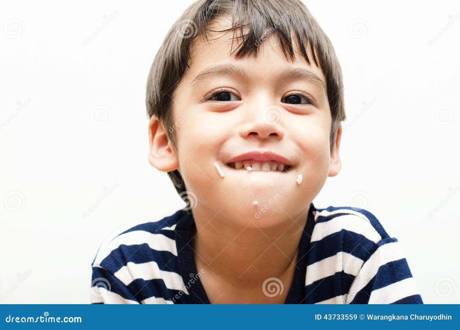Niño Pequeño Que Come La Cara Feliz Del Arroz Imagen De Archivo