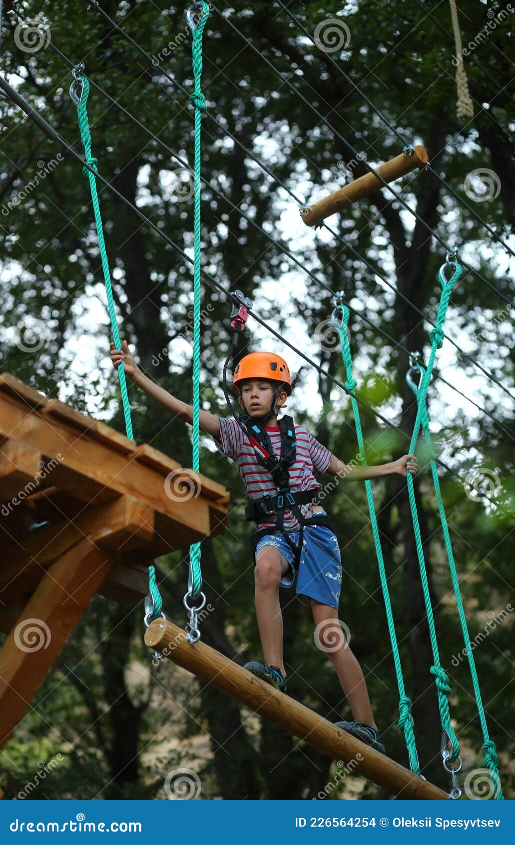 Niño Superando El Recorrido De Obstáculos En El Parque De Cuerdas Al