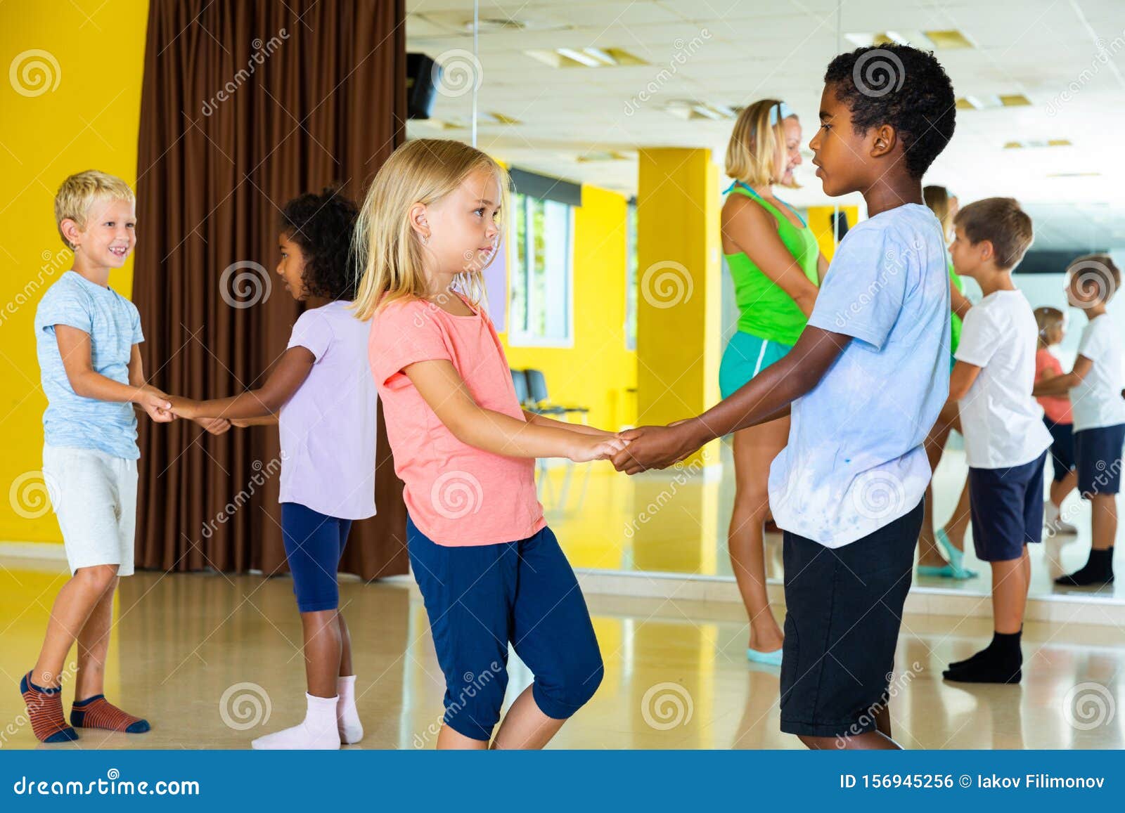 Niños Bailando Bailes De Salón De Baile Lento En Parejas Foto De Archivo Imagen De Retrato