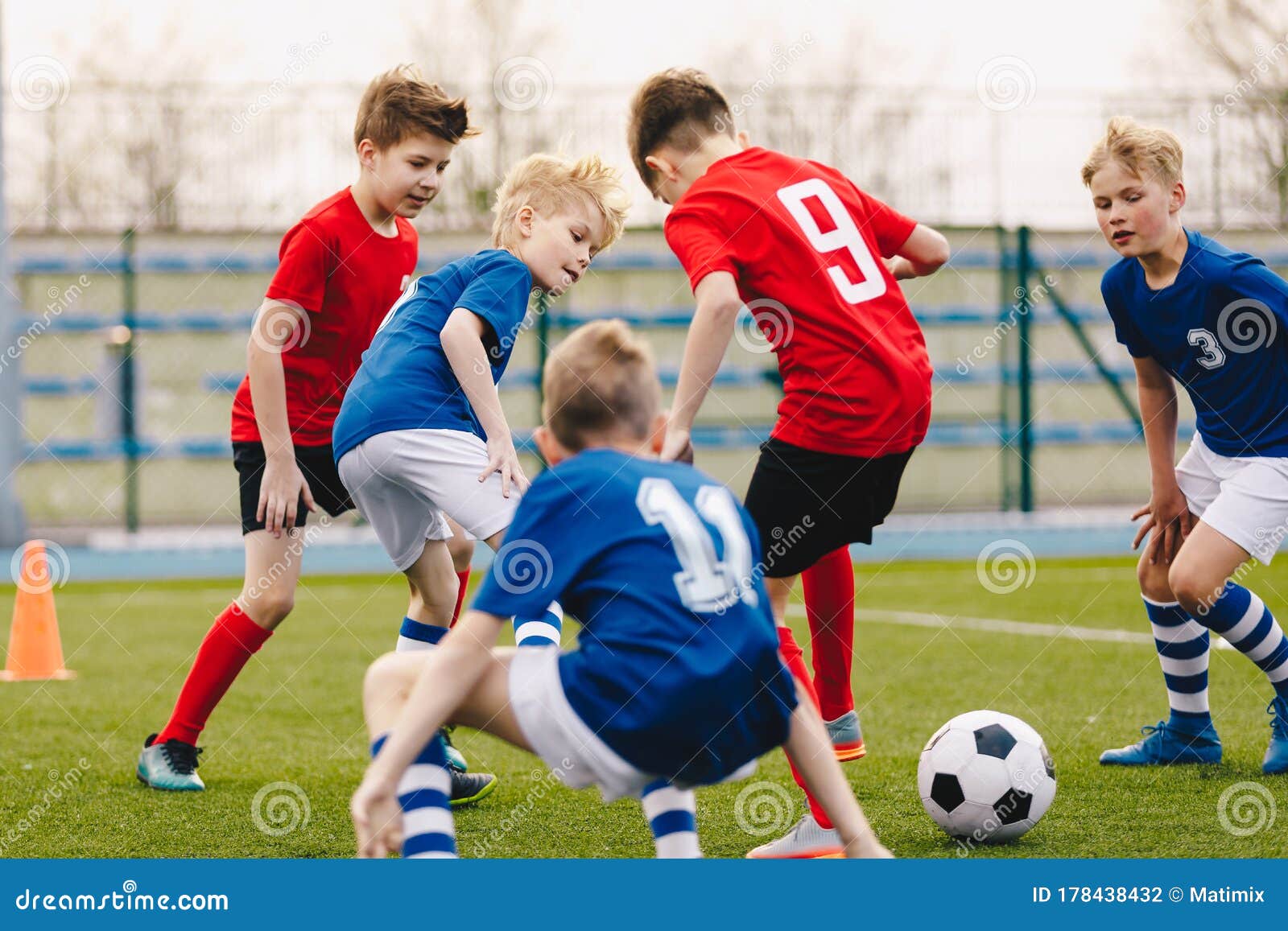 Niños De Escuela Jugando Al Fútbol Jugadores Jóvenes Pateando El