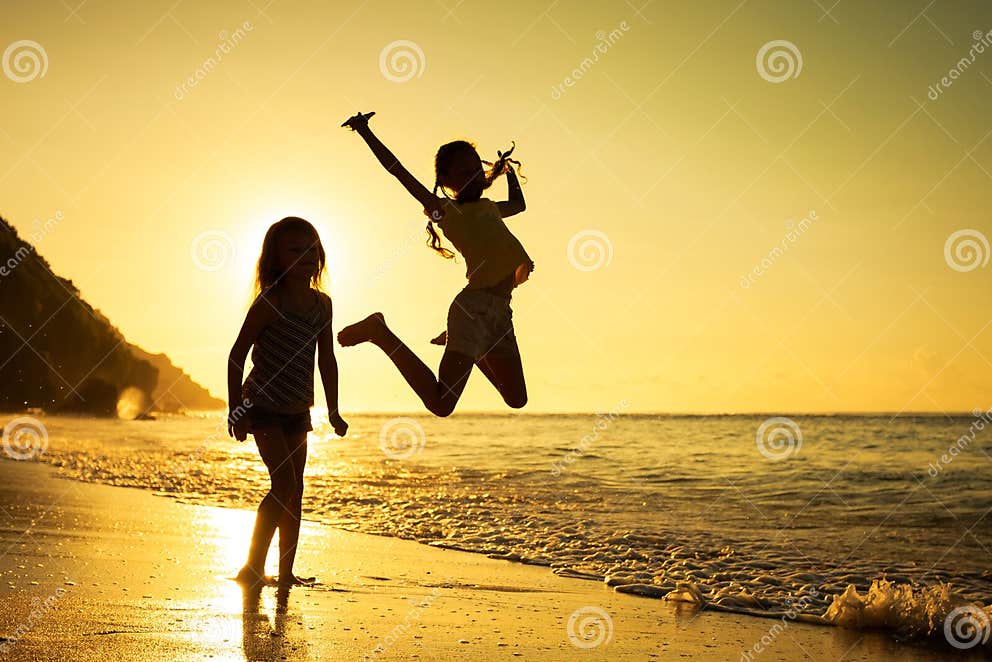 Niños Felices Que Juegan En La Playa Imagen De Archivo Imagen De