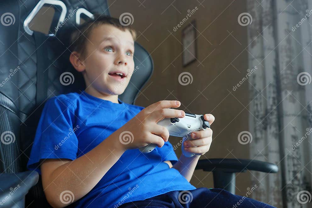 Niños Jugando A Juegos De Ordenador Emocional Tecnología Moderno En Línea Foto De Archivo