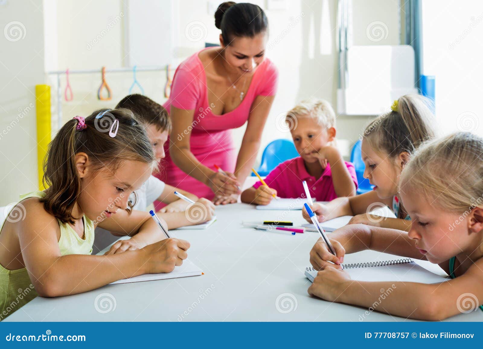 Niños Que Aprenden Escribir En La Lección En Clase De La Escuela Primaria Imagen De Archivo