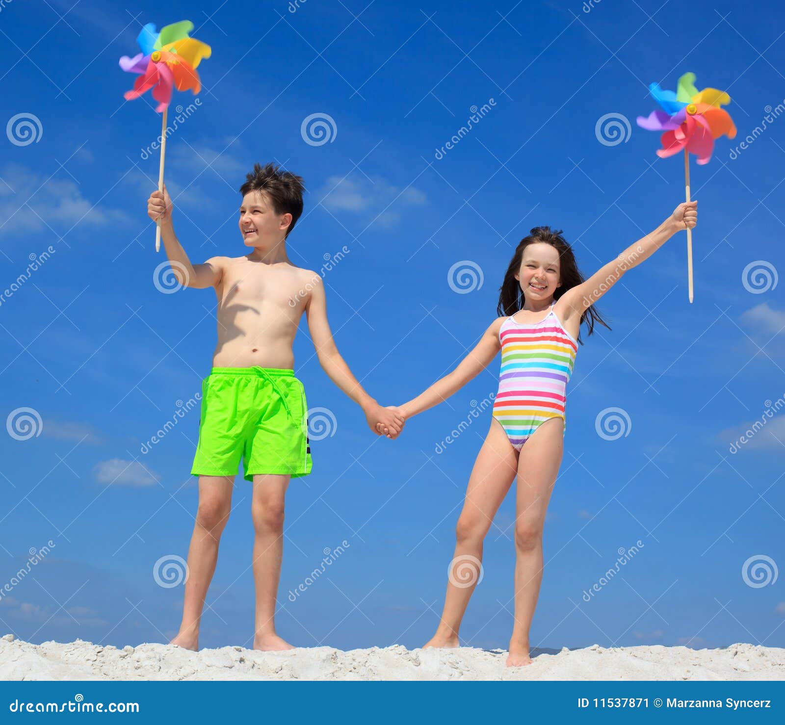 Niños Que Juegan En La Playa Imagen De Archivo Imagen De Tenencia