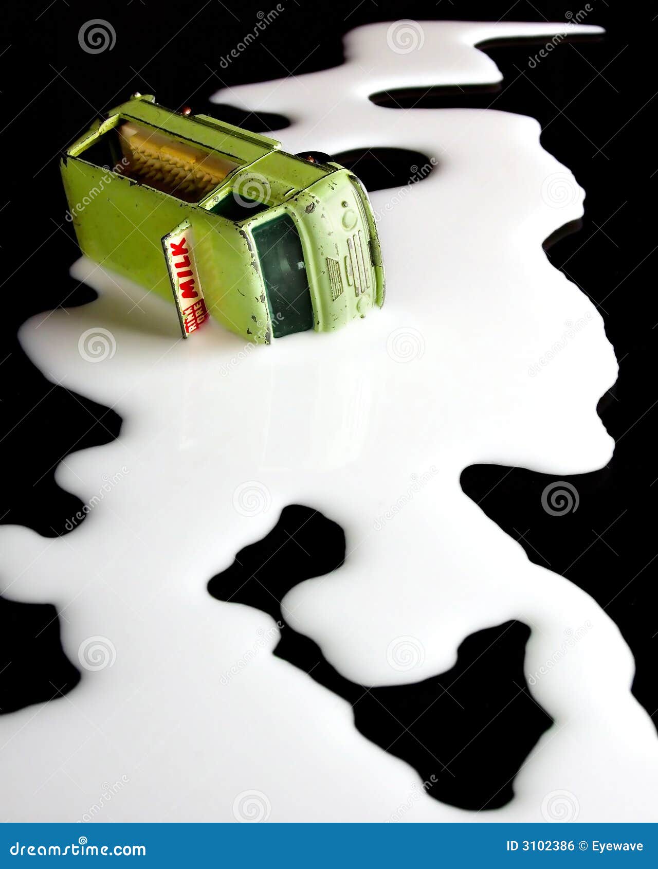 No Grita La Leche Encima Derramada Foto de archivo - Imagen de broma ...