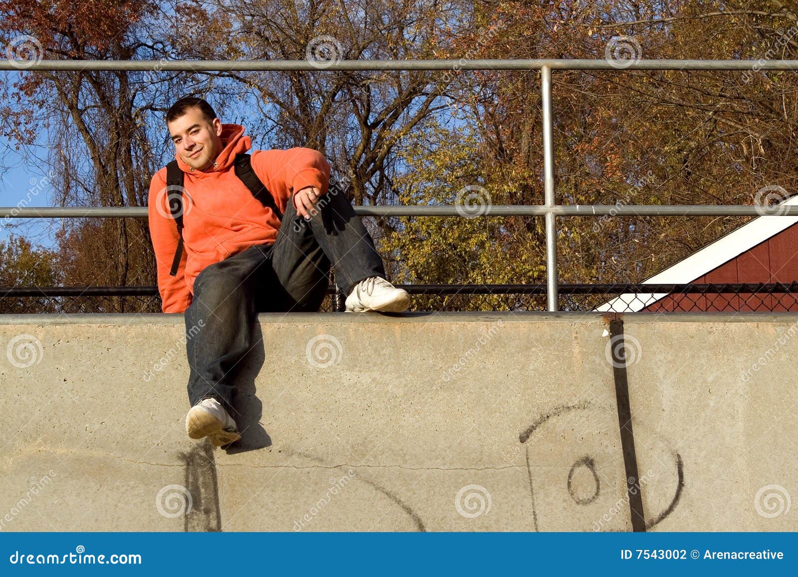 No parque do patim foto de stock. Imagem de mochila, parque - 7543002