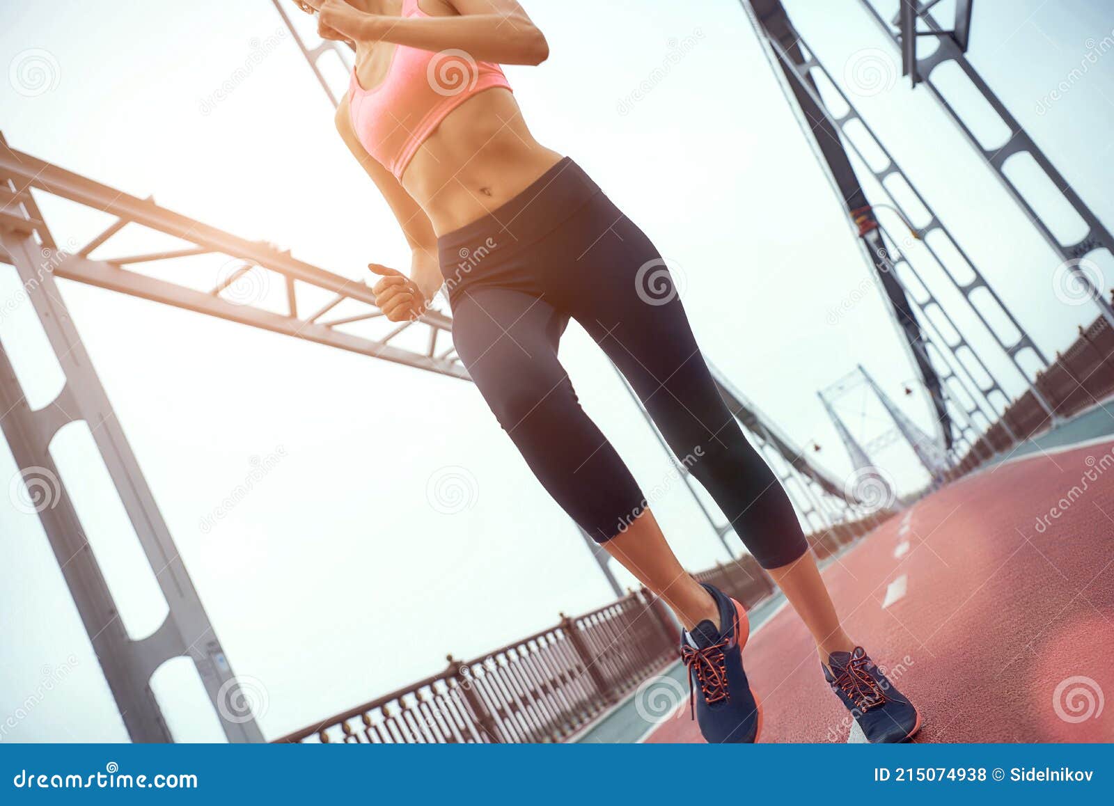 No Pensar. Ejecutar. Mujer Joven Y Delgada En Ropa Deportiva Trotando ... No Pensar. Ejecutar. Mujer Joven Y Delgada En Ropa Deportiva Trotando ...