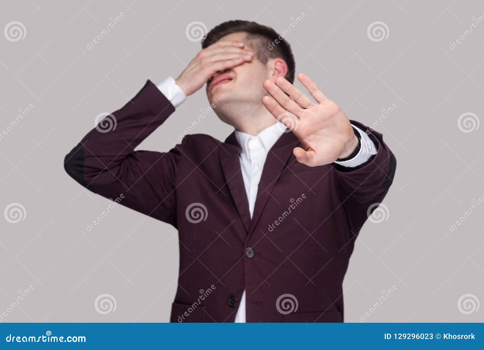 No Quiero Ver Esto Retrato Del Hombre Joven Confuso En Viole Imagen de ... No Quiero Ver Esto Retrato Del Hombre Joven Confuso En Viole Imagen de ...