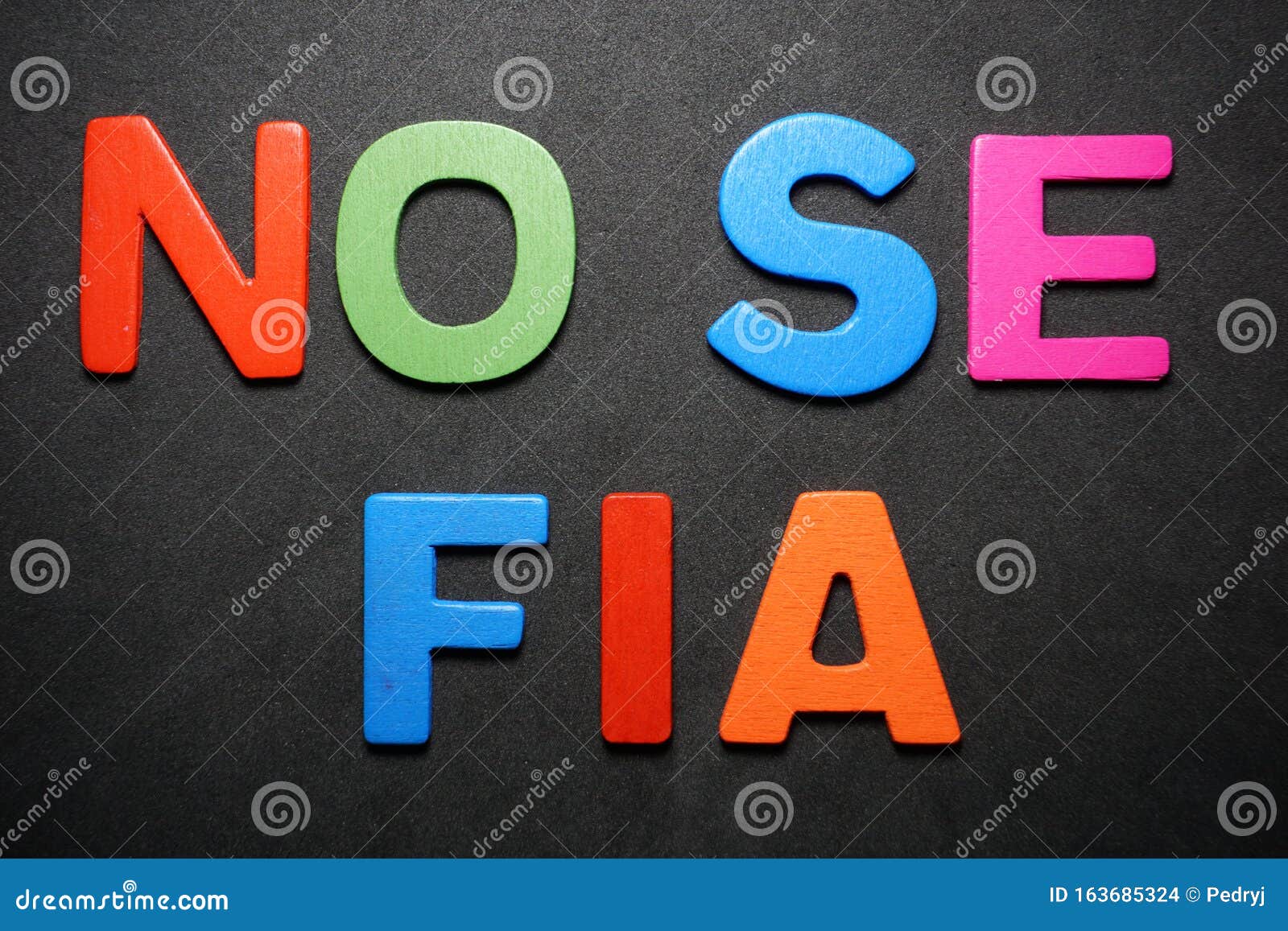 No se fía foto de archivo. Imagen de texto, insignia - 163685324