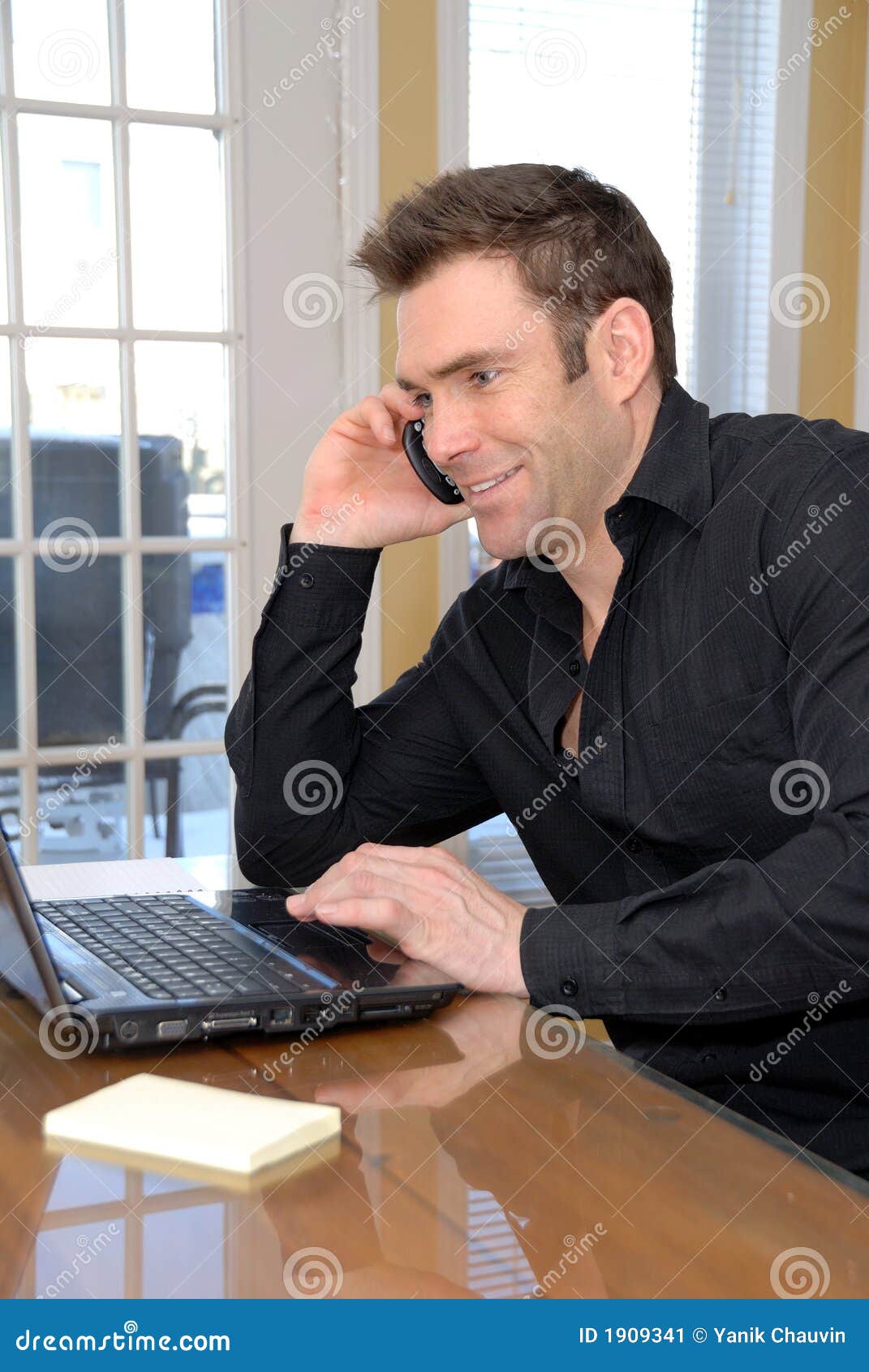 No telefone imagem de stock. Imagem de homem, internet - 1909341