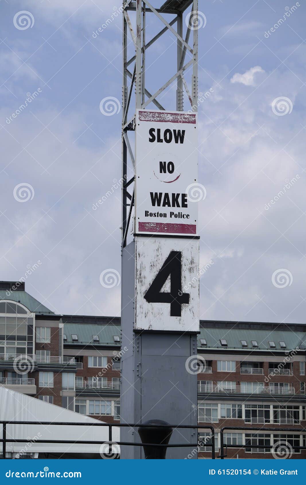 Boating No Wake Sign editorial stock image. Image of decor - 61520154