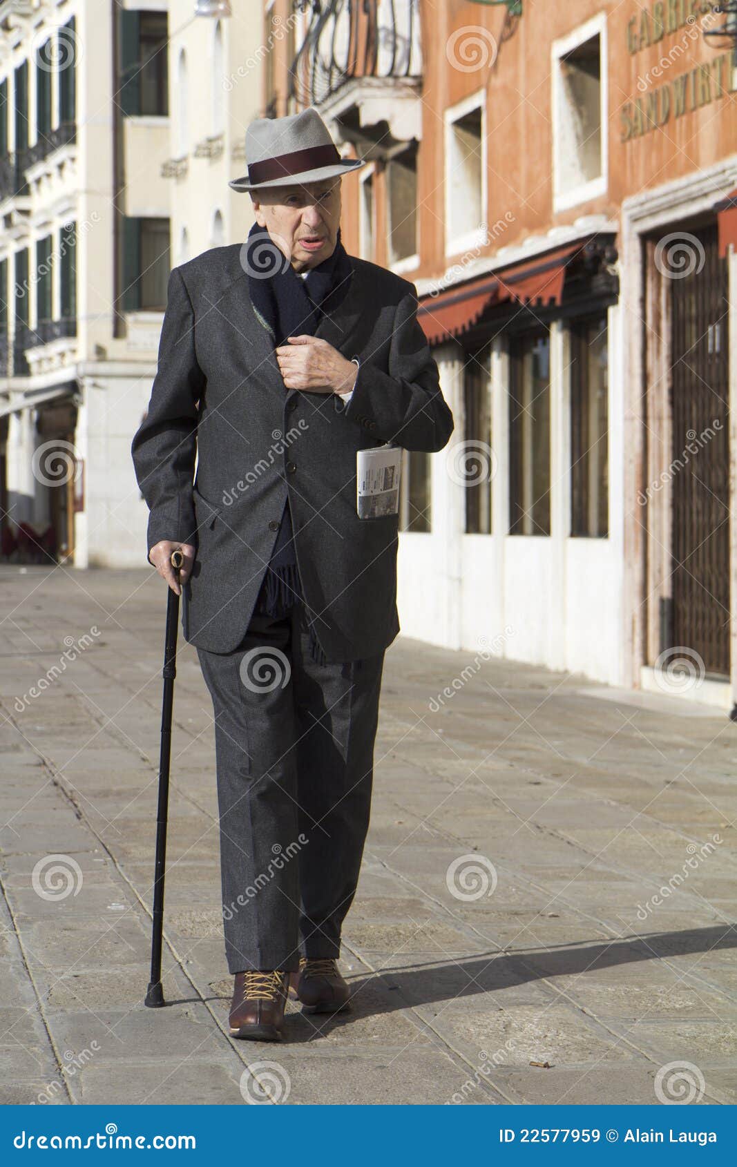 Nobler Alter Mann, Der in Venedig Geht. Redaktionelles Stockbild - Bild ...