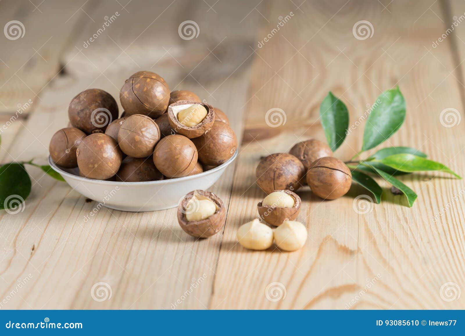 Noce Di Macadamia Sul Bordo Di Legno Fotografia Stock - Immagine di ...