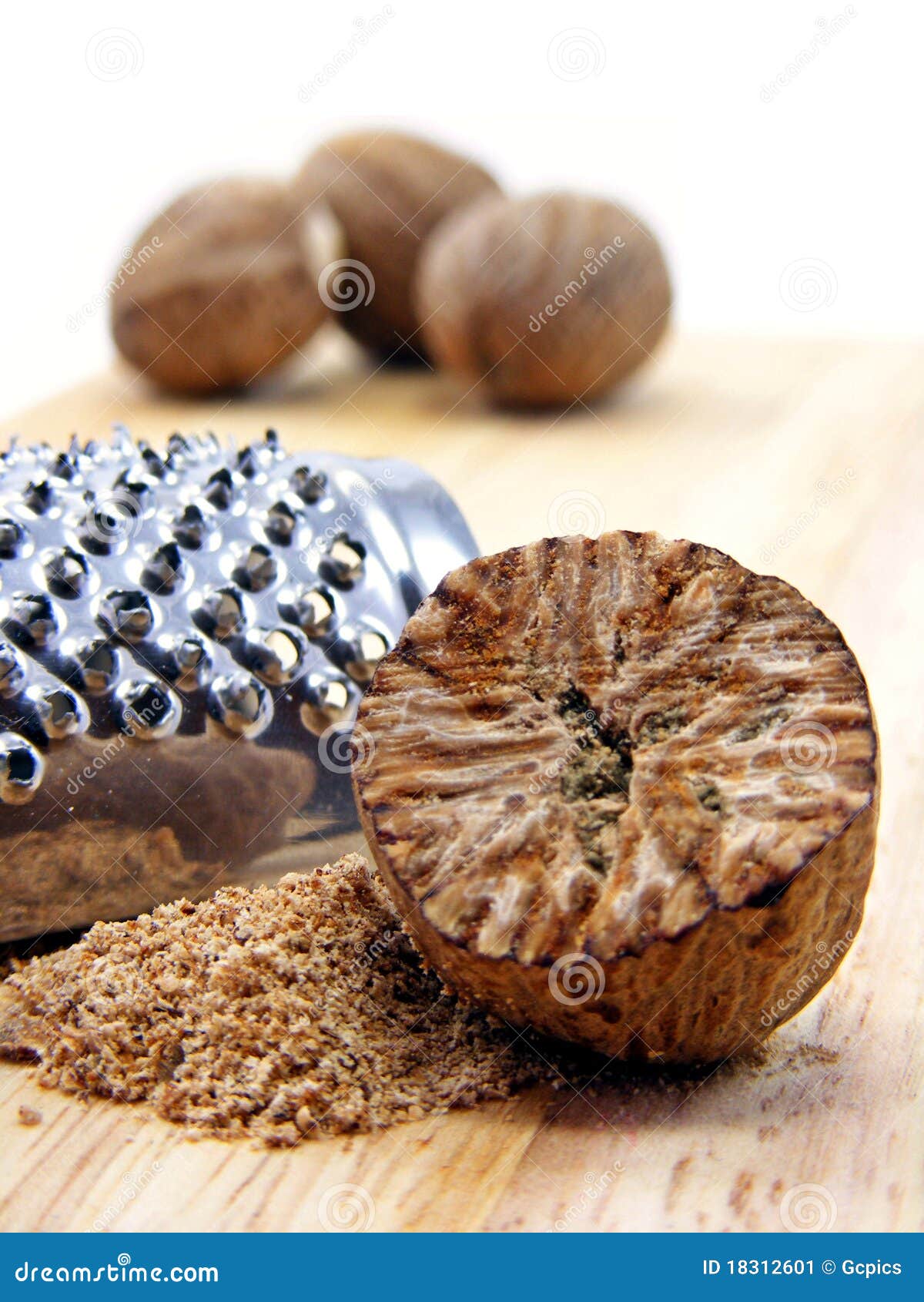 Noce Moscata Con La Grattugia Immagine Stock - Immagine di spezia ...