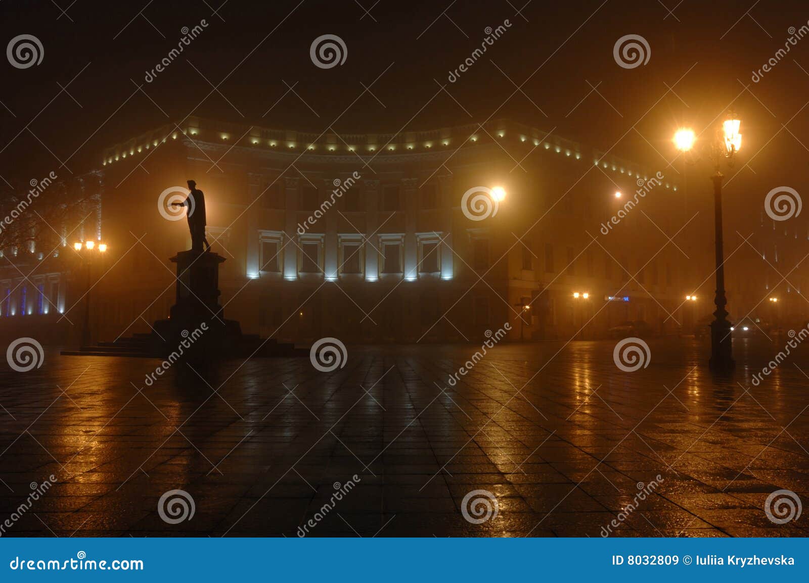 Noche brumosa en ciudad imagen de archivo. Imagen de herencia - 8032809