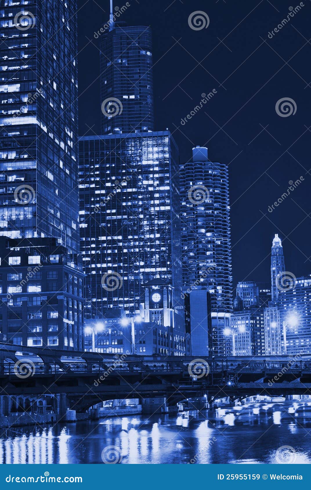 Noche de Chicago en azul imagen de archivo. Imagen de edificios - 25955159