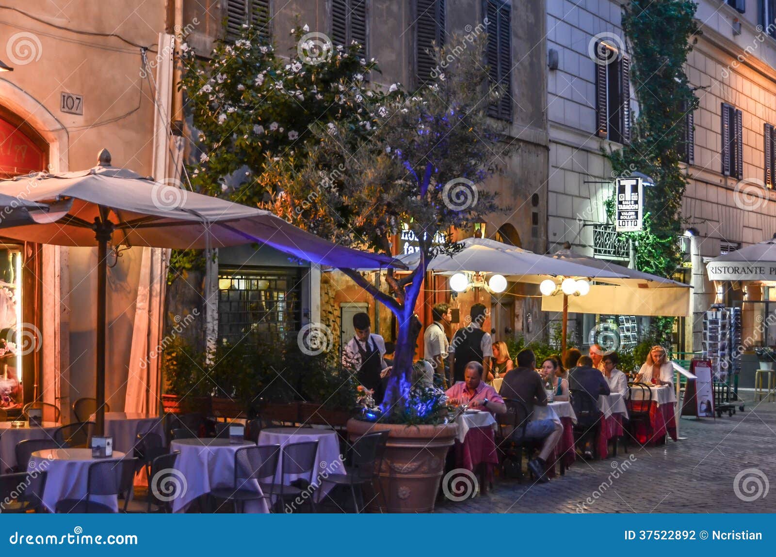 Noche En Las Calles De La Ciudad De Roma Fotografía editorial - Imagen ...