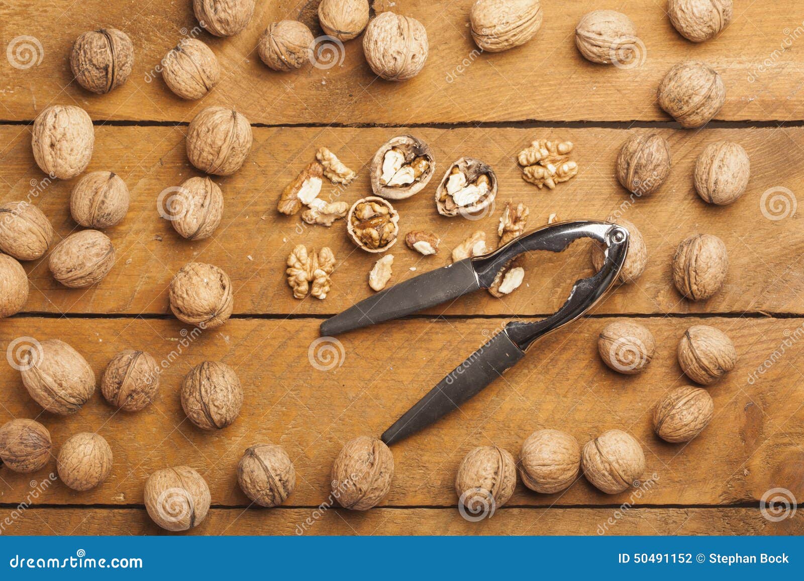 Noci E Schiaccianoci Su Legno Fotografia Stock - Immagine di importo ...
