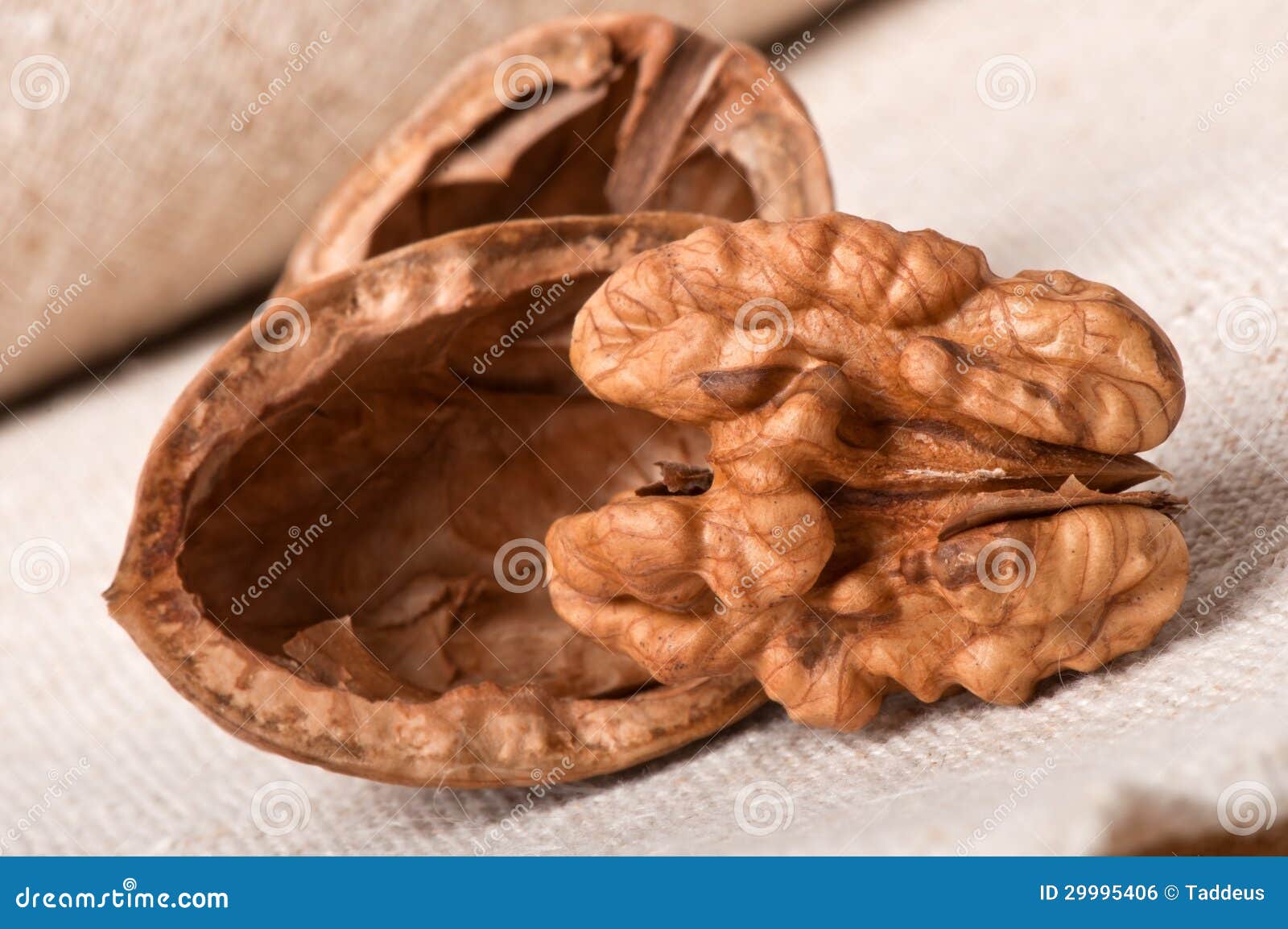 Noci fotografia stock. Immagine di ingrediente, riga - 29995406