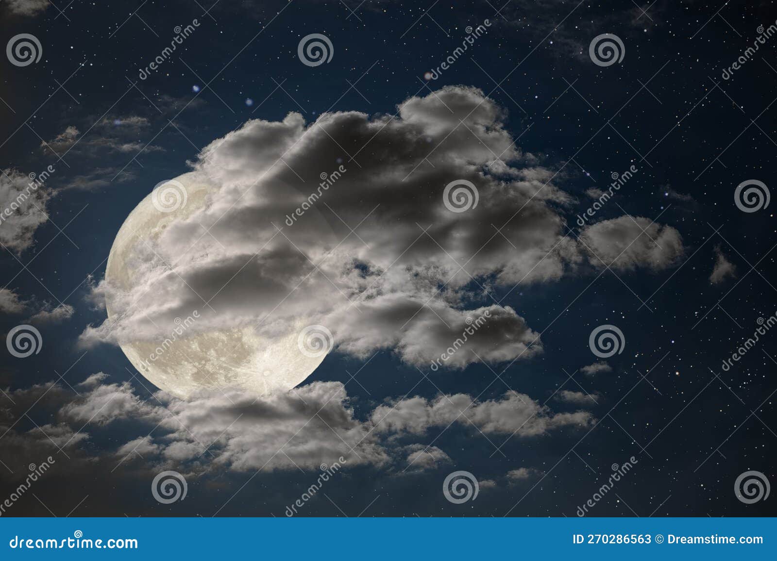 Noite De Lua Cheia Com Estrelas E Nuvens Imagem de Stock - Imagem de ...