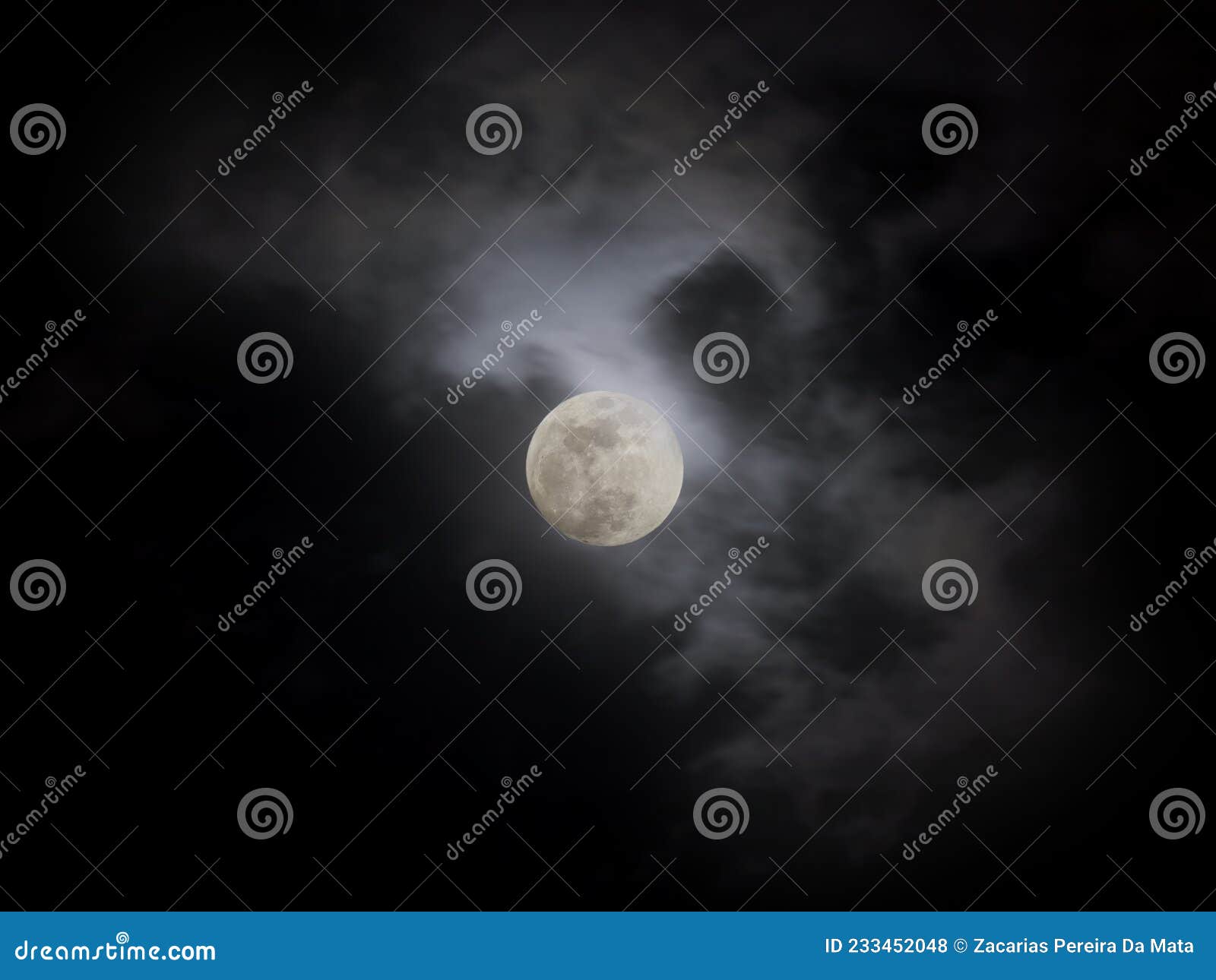 Noite de lua cheia nublada foto de stock. Imagem de incandescer - 233452048