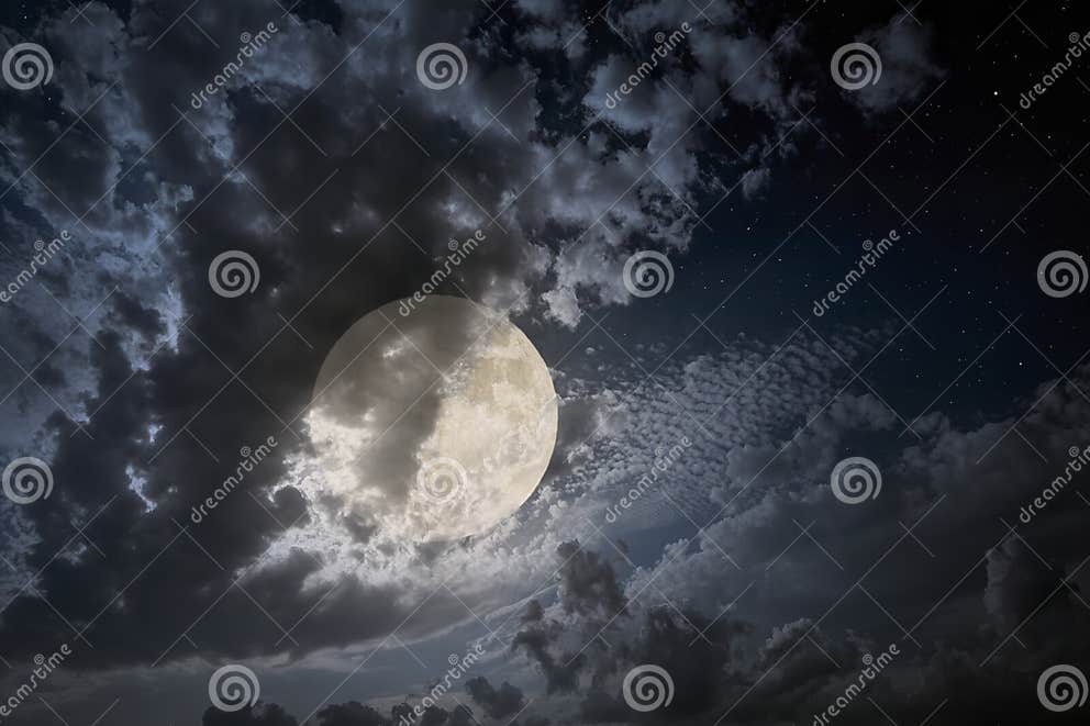 Noite de lua cheia nublada imagem de stock. Imagem de satélite - 317394095