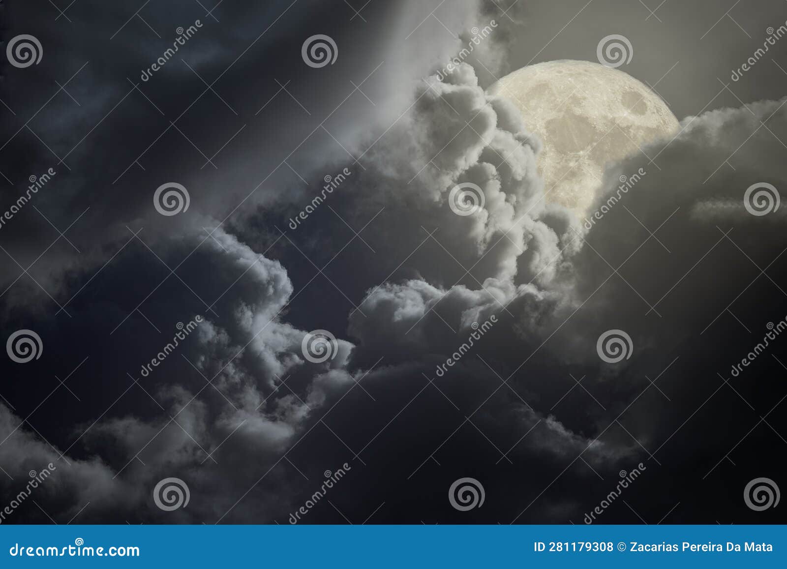 Noite de lua cheia nublada foto de stock. Imagem de astronomia - 281179308