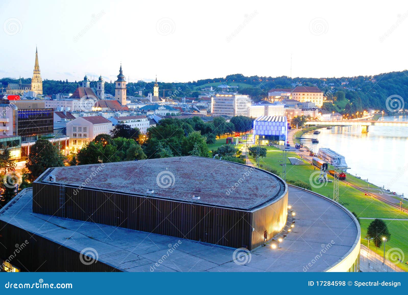 Noite em Linz foto de stock. Imagem de overview, brilho - 17284598