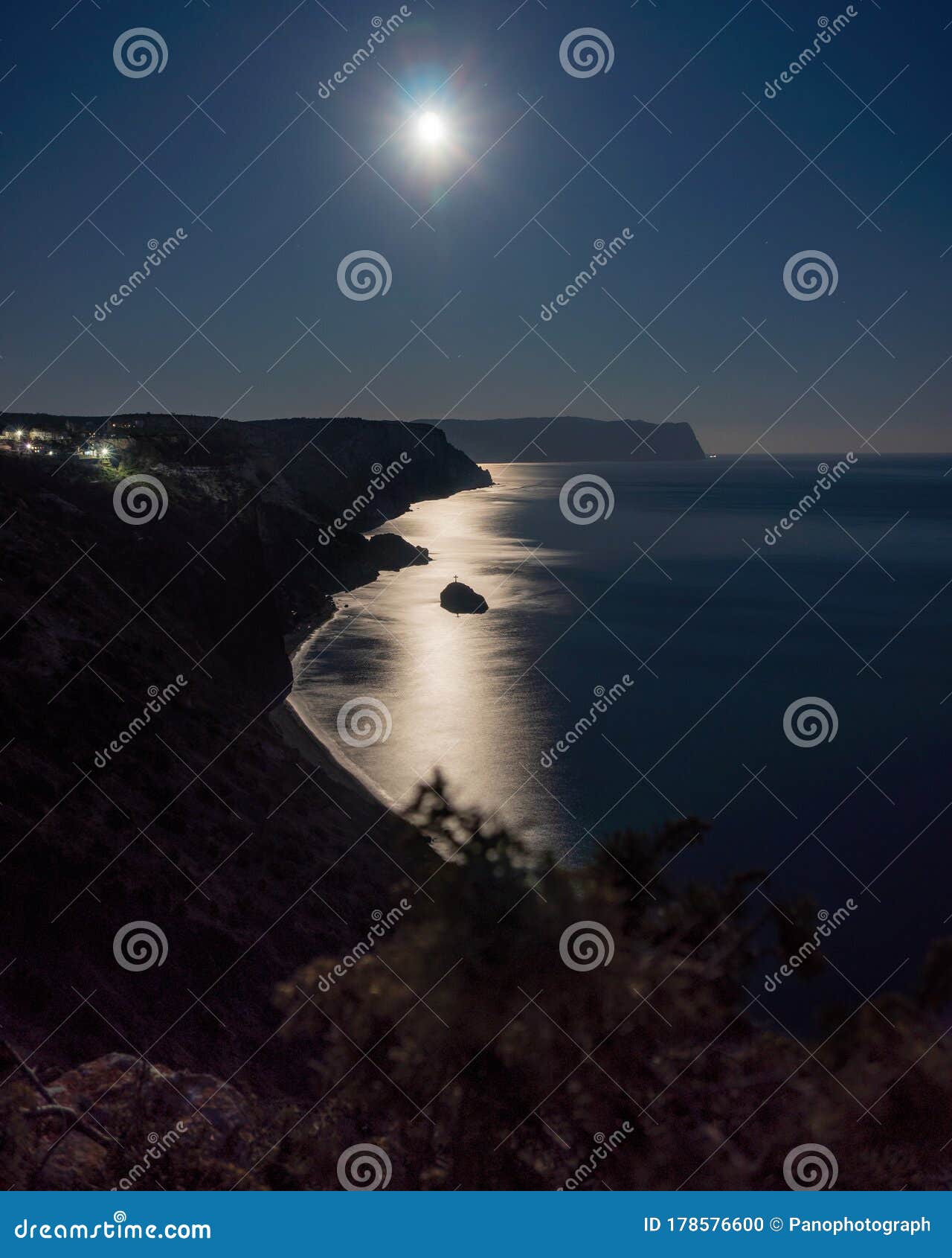 Noite Estrelada Com Lua Cheia Sobre O Mar Foto de Stock - Imagem de ...