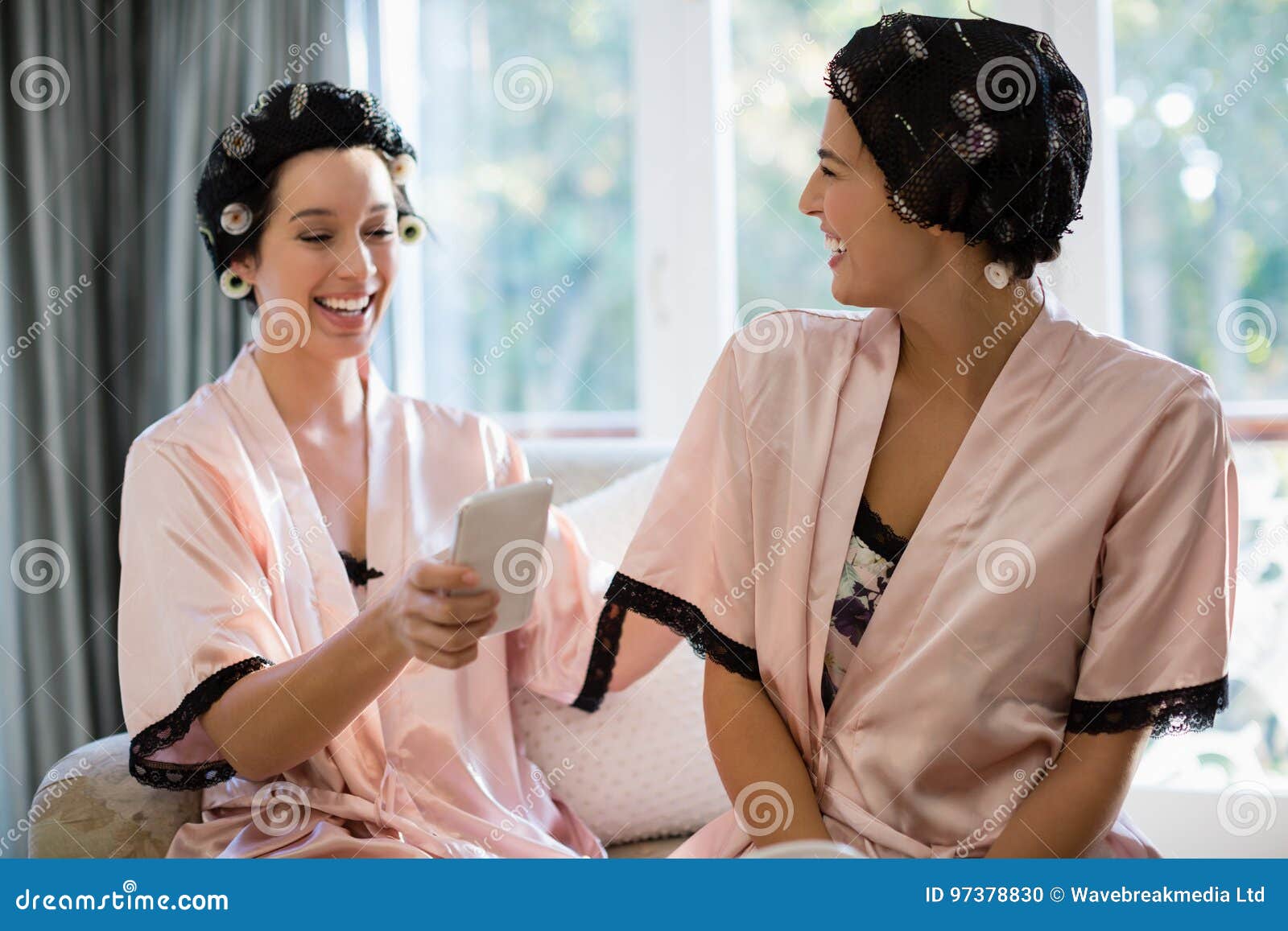 Noiva E Seu Amigo Que Usa O Telefone Celular Foto de Stock - Imagem de ...