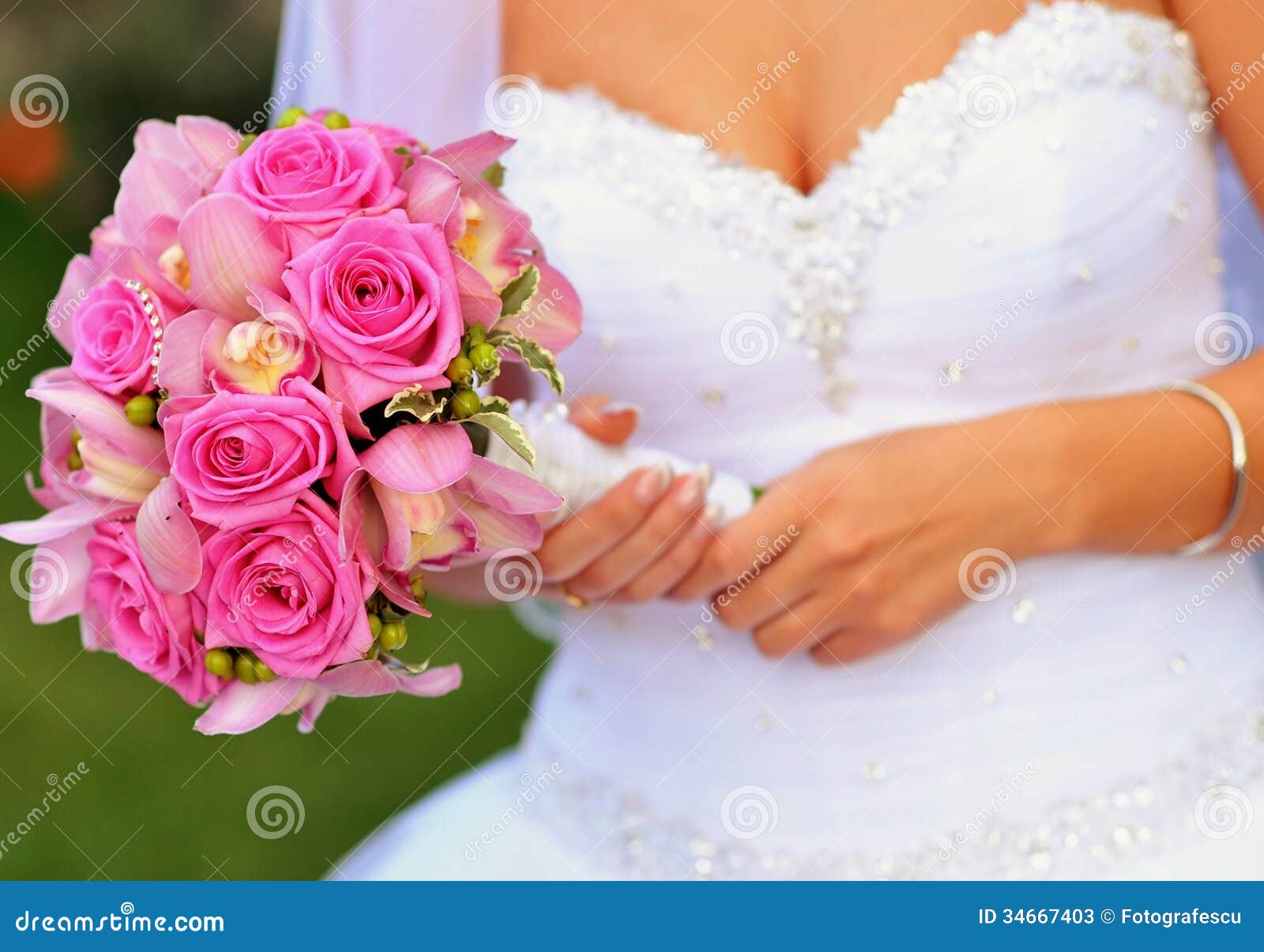 Noiva Que Guarda Flores Do Casamento Imagem de Stock - Imagem de ...