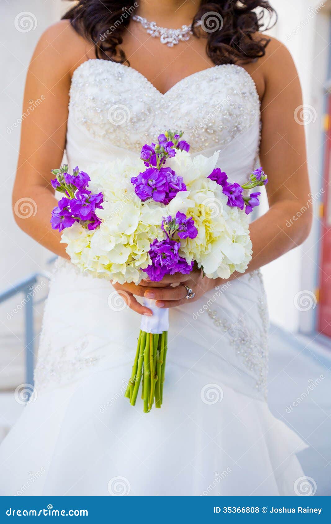 Noiva Que Guarda Flores Do Ramalhete Foto de Stock - Imagem de flor ...
