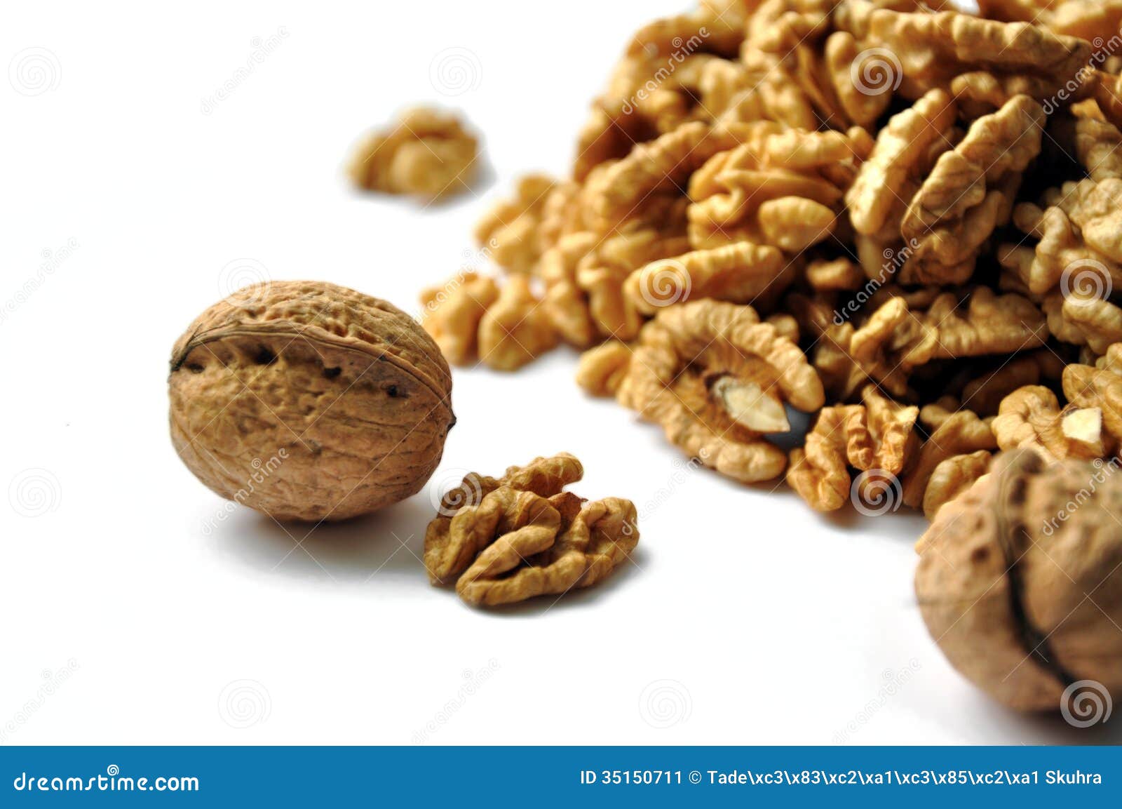 Noix image stock. Image du image, marché, coupé, brun - 35150711