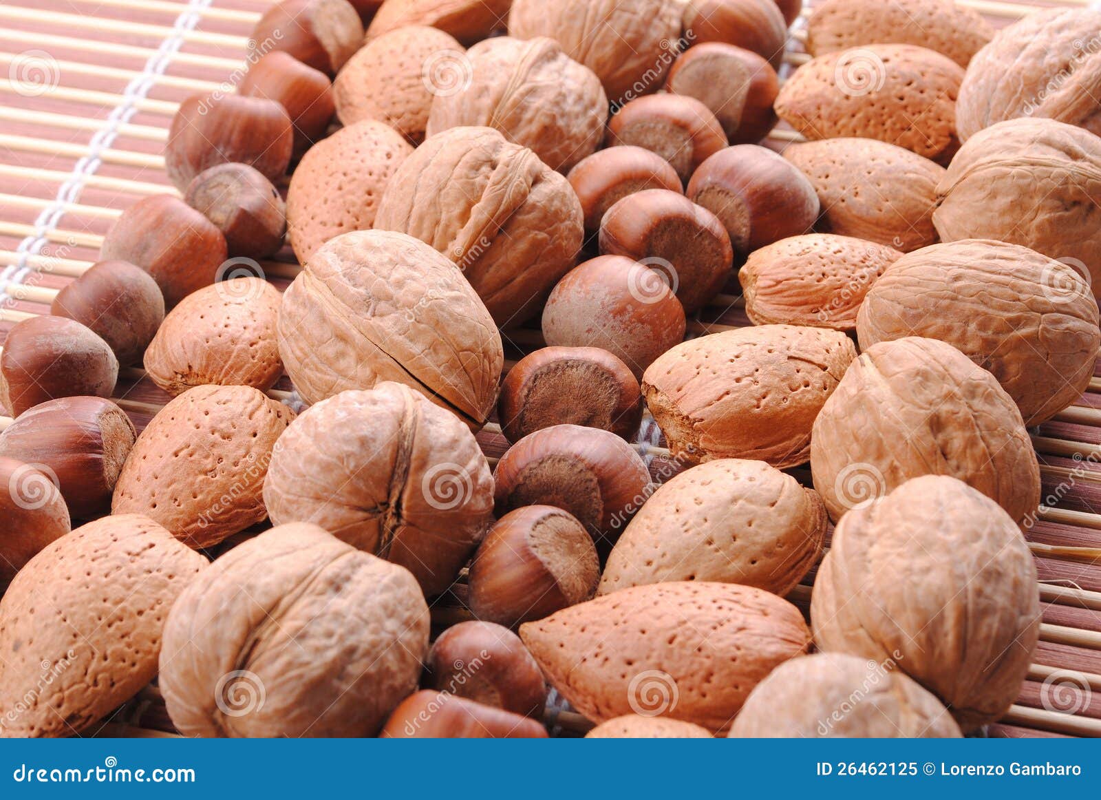 Noix, amandes et noisettes image stock. Image du ingrédient - 26462125