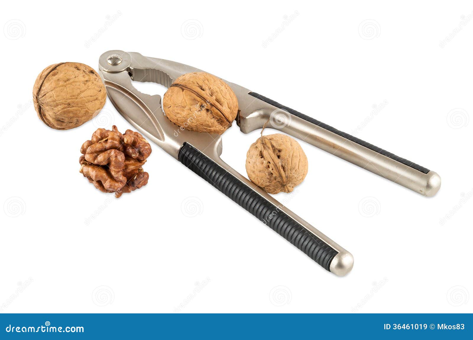 Noix avec le casse-noix image stock. Image du nourriture - 36461019