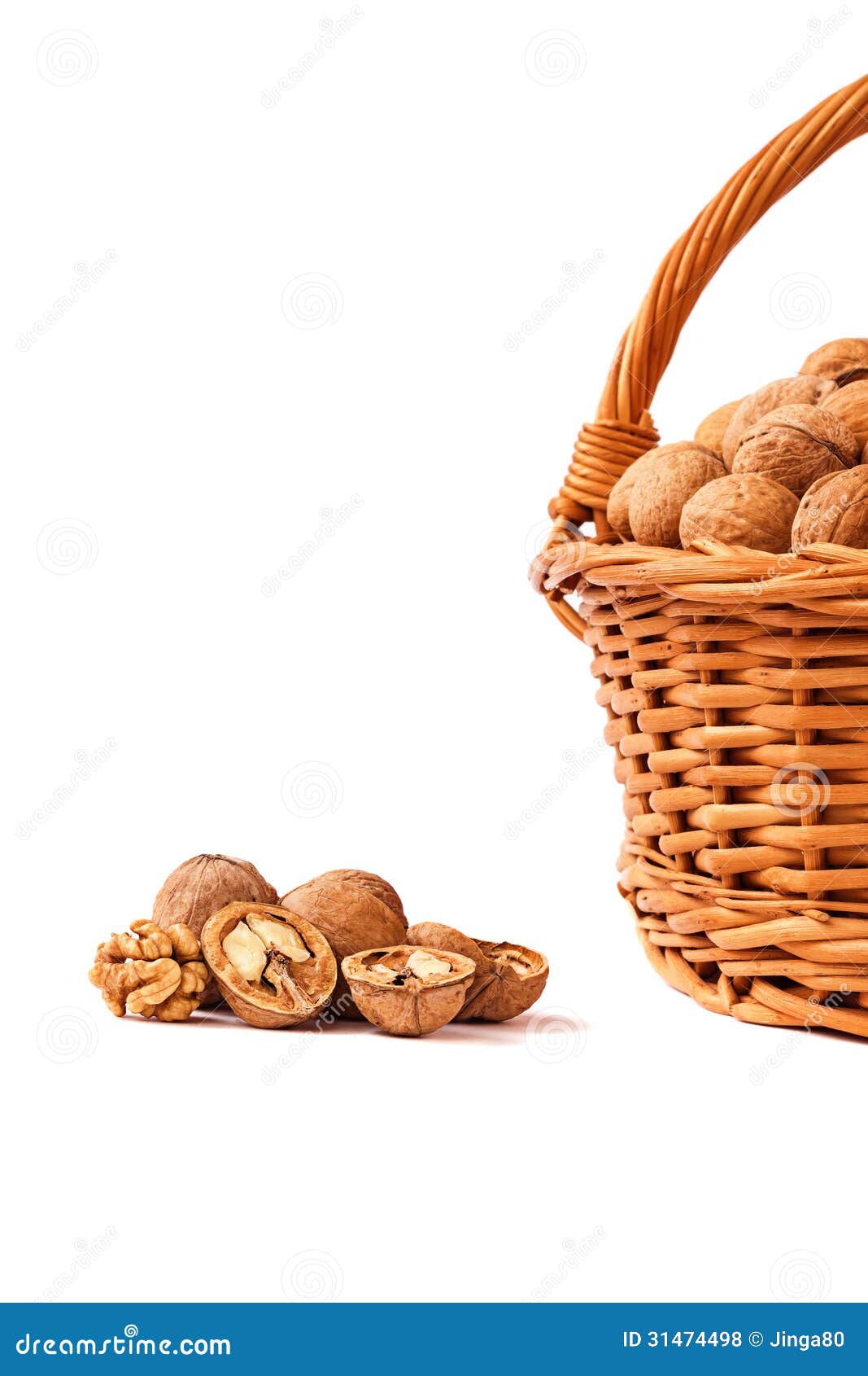 Noix Dans Le Panier En Osier Photo stock - Image du fissure, studio ...