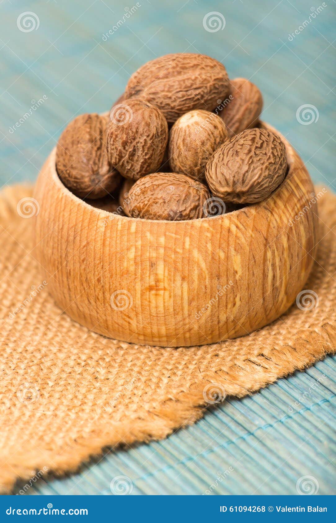 Noix de muscade photo stock. Image du fond, nutmegs, partie - 61094268